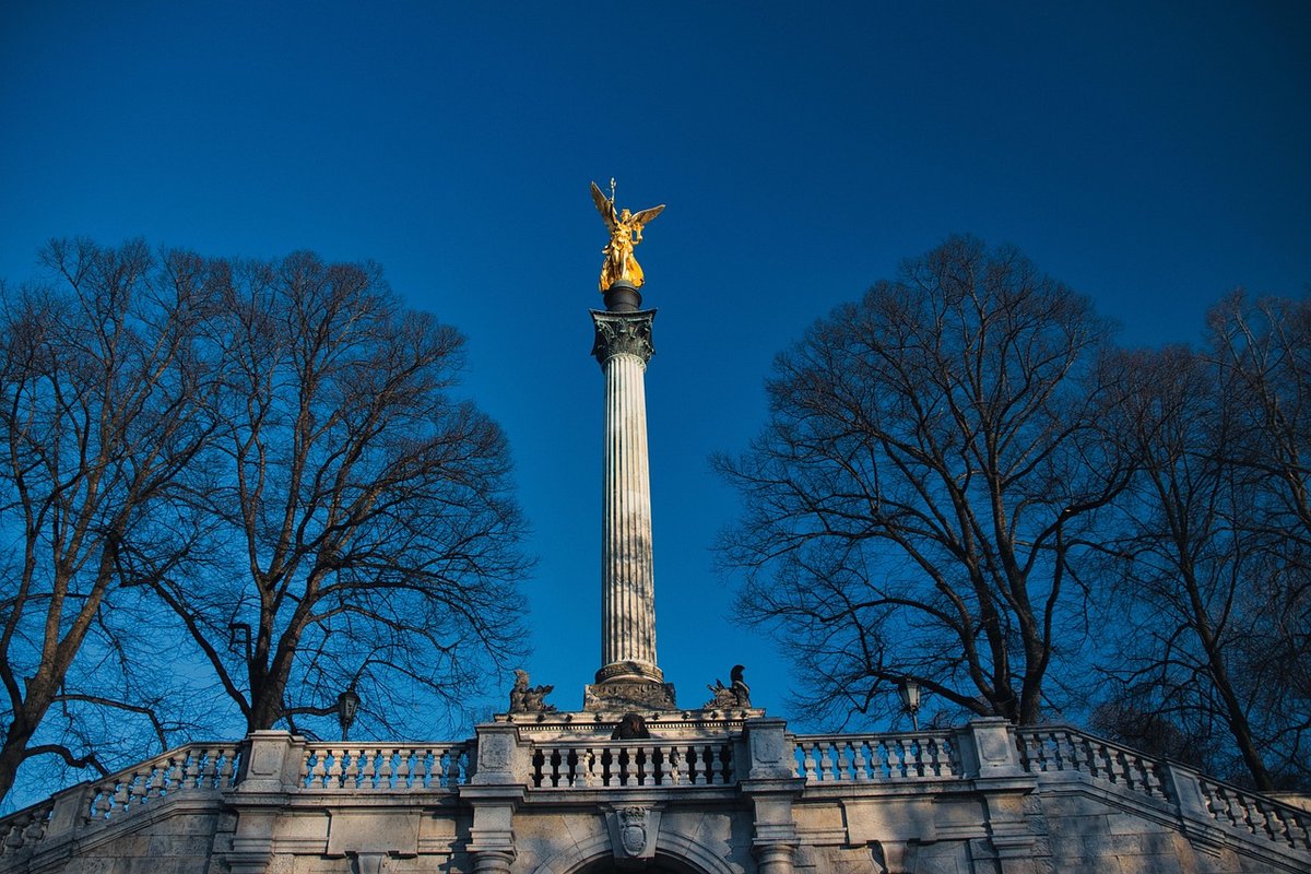 Explore Europes Iconic Landmarks: A Travel Guide - Cultured Wanderer